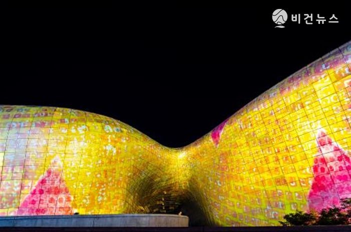 서울디자인재단, 222m DDP 외벽을 캔버스로… '서울라이트 DDP' 세계 3대 디자인 어워드 석권